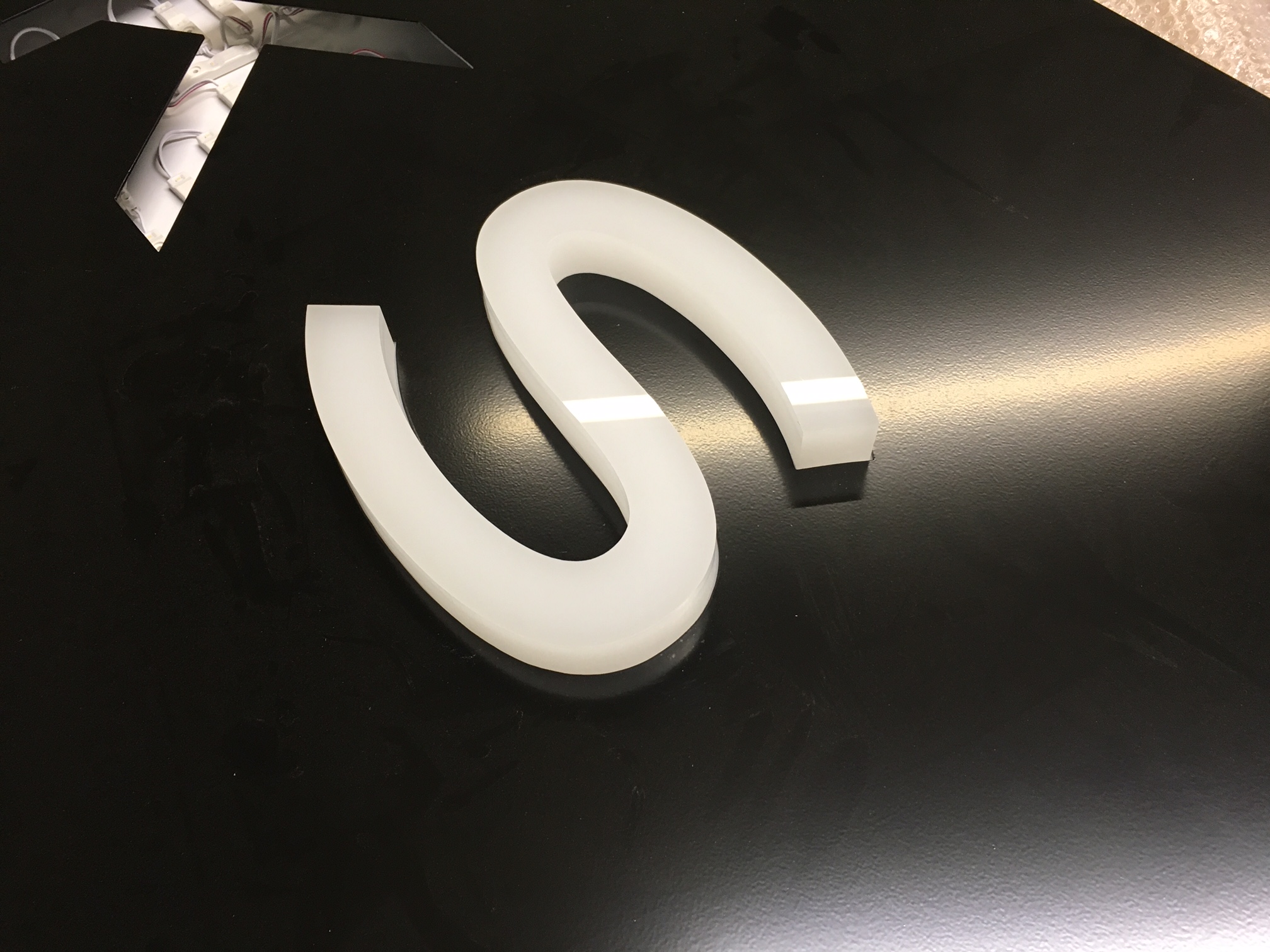 Links Of London – Cabot Neon Signs